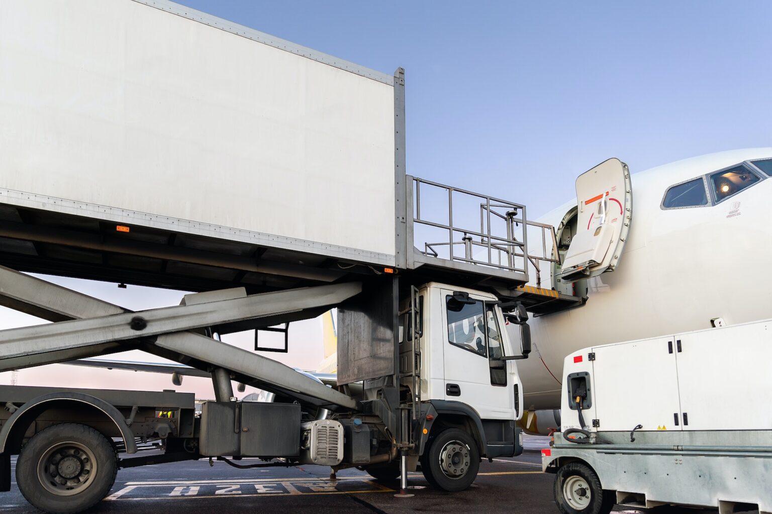 LIFT GATE - Best Trucking Companies